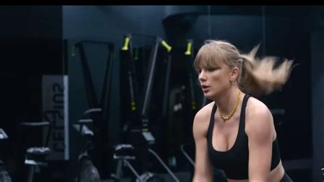 Fans Go Wild After Seeing Taylor Swift Workout In Chunky Gold Chain