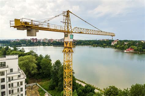 타워 리프팅 크레인의 공중 보기와 도시에서 건설 중인 고층 아파트 주거 용 건물의 콘크리트 프레임 도시 개발 및 부동산 성장 개념 강철에 대한 스톡 사진 및 기타 이미지