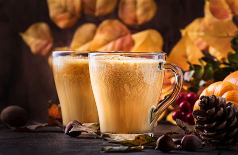 빈티지 나무 테이블에 유리 컵에 호박 향신료 라떼 또는 커피 가을 또는 겨울 의 따뜻한 음료 0명에 대한 스톡 사진 및 기타 이미지 Istock