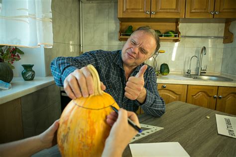 잭 O랜턴 테마 템플릿을 만드는 과정입니다 한 남자와 여자가 조각용 호박을 준비하고 있습니다 10월에 대한 스톡 사진 및 기타 이미지 Istock