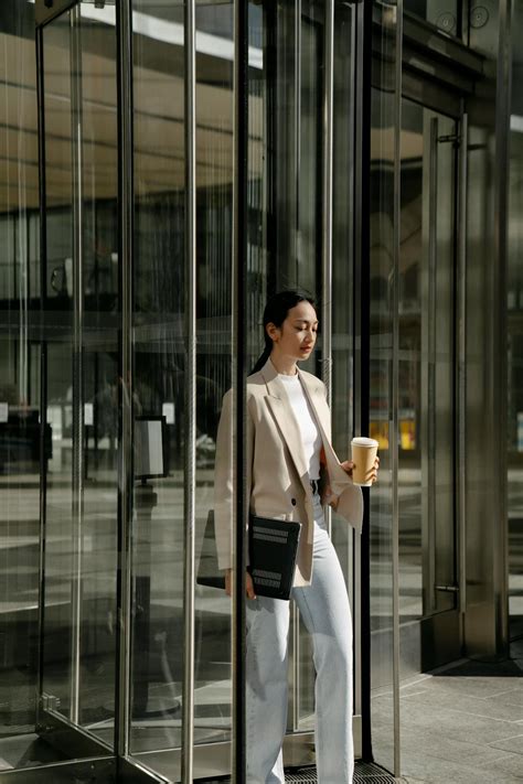 건축 설계 걷는 여자 고층 건물 근무일 기업 여성 기업 환경 도시 경관 도시 생활 도시 설정 도시 풍경 도시의