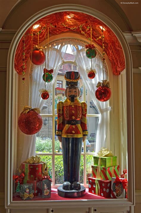 Christmas Store Window Display Ideas