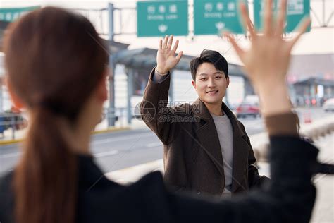车站情侣挥手告别高清图片下载 正版图片507513930 摄图网