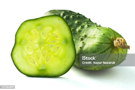신선한 녹색 오이 슬라이스 매크로 사진 씨앗이있는 오이의 둥근 조각 흰색 배경에 고립 된 녹색 피클 펄프 0명에 대한 스톡 사진 및 기타 이미지 Istock
