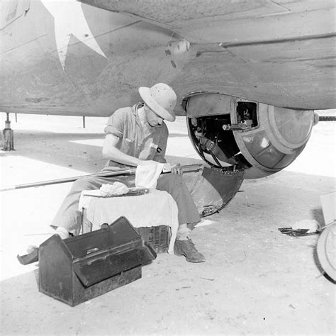 Usaaf Ground Crews Service B 17s At Espiritu Santo New Hebrides