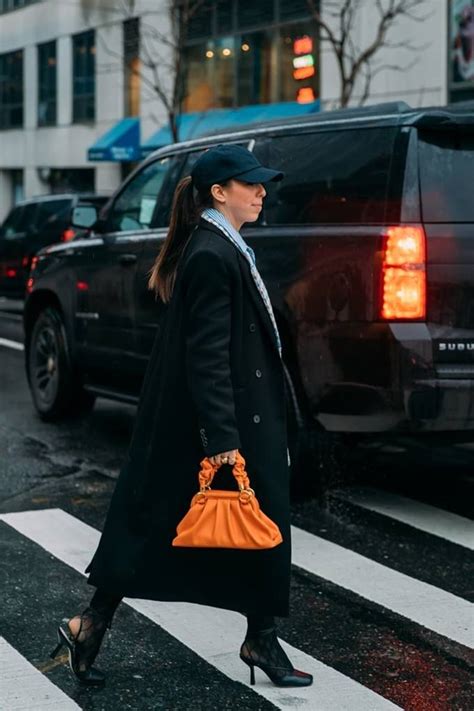 패션엔 요즘 뜨는 뉴요커 스타일 정장에 야구 모자 쓰면 인싸