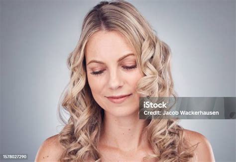 아름다움 헤어 케어 그리고 천연 메이크업 화장품과 샴푸로 빛나는 스튜디오에 있는 여성의 얼굴 미용사 또는 미용실 곱슬곱슬한 제품 치료를 위한 회색 배경에 있는 미적 모델