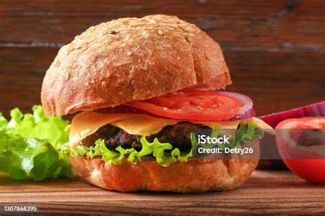 커틀릿 샐러드 양파 토마토 치즈를 곁들인 수제 햄버거 치즈버거 햄버거 감자 요리에 대한 스톡 사진 및 기타 이미지 감자 요리 건강에 좋지 않은 음식 고기 Istock