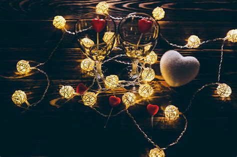 발렌타인 데이를 위한 하트와 로맨틱 한 와인 잔 낭만적 인 날짜와 저녁 식사 아늑한 조명 나무 배경입니다 휴일 엽서 사랑 개념입니다 개념에 대한 스톡 사진 및 기타 이미지