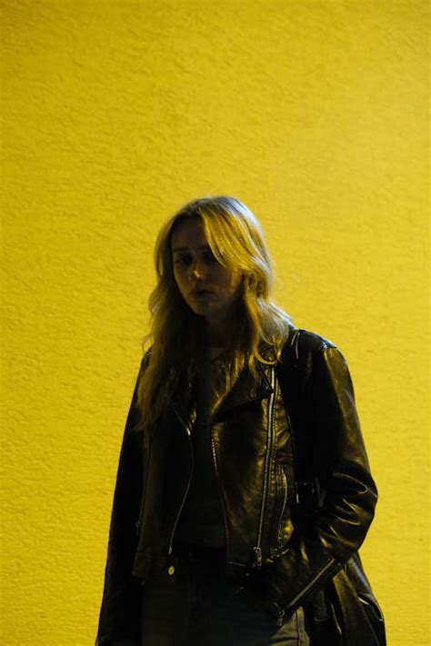 실내 가죽 자켓 강한 개성 거리 사진 거리 스타일 골목 그림자 금발 노란색 배경 대조 도시 생활 도시의 드라마틱한 라이프스타일 문자 미스터리