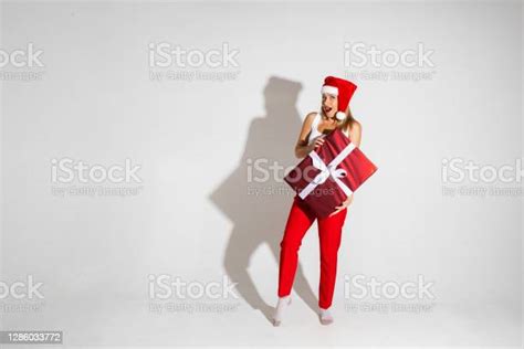 빨간색과 흰색 크리스마스 모자를 가진 잘 생긴 여자는 선물과 큰 상자를 보유하고 12월에 대한 스톡 사진 및 기타 이미지 12월 1개월 겨울 Istock