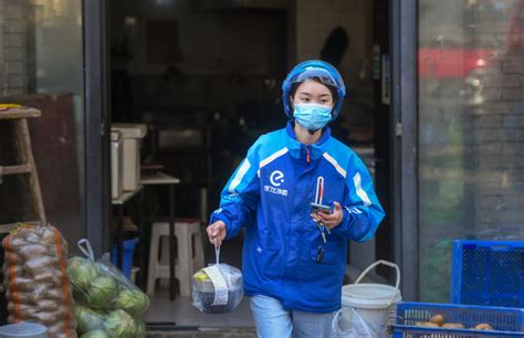 饿了吗外卖小哥图片雨中大山谷图库