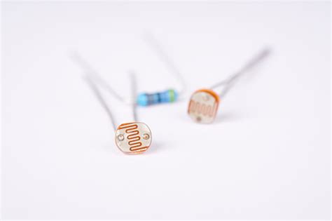Fotoresistor Dan Resistor Komponen Elektronik Pada Latar Belakang Putih
