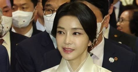 명품 논란 의식 김건희 패션 보석 사라지고 태극기 배지만