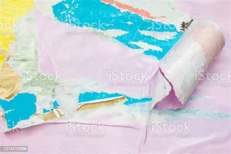 분홍색 찢어진 구겨진 종이 포스터 에 빌보드 에 오래 된 더러운 찢어진 하 고 박리 종이 플래카드 질감 배경 0명에 대한 스톡 사진 및 기타 이미지 Istock