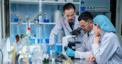 과학 및 의학 과학자 분석 및 유리 제품에 샘플을 떨어 뜨리고 유리 제품 Dna 구조 혁신 및 기술에 대한 실험실에서 화학 액체를 포함하는 실험 사진