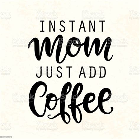 인스턴트 엄마는 그냥 커피를 추가합니다 티셔츠 디자인 재미있는 손 글자 따옴표 커피 마실 것에 대한 스톡 벡터 아트 및 기타