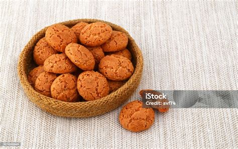 전통적인 이탈리아 아몬드 쿠키 아마레티는 린넨 식탁보 배경에 바구니에 담겨 있습니다 유명한 아마레티니 쿠키 비스킷 이탈리아에서 인기있는 맛있는 과자 갈색에 대한 스톡 사진