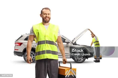 반사 조끼를 입은 도로 보조 직원이 고장난 차 앞에 서 있다 18 19세에 대한 스톡 사진 및 기타 이미지 18 19세 25 29세 2명 Istock
