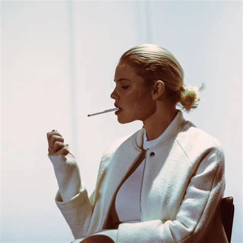 Kayslee Collins Scrolller