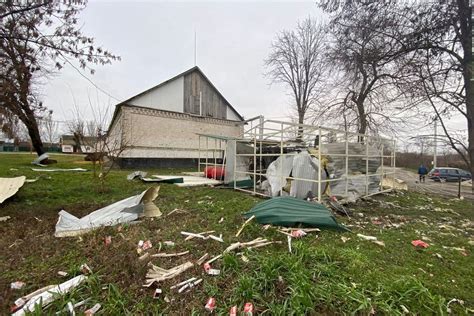 У поліції показали наслідки обстрілів Нікополя і району 18 грудня