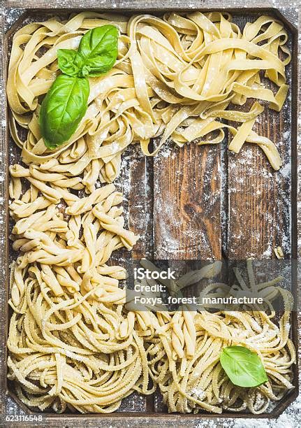 나무 트레이에 다양한 수제 요리 되지 않은 이탈리아 파스타 가루로 빻은에 대한 스톡 사진 및 기타 이미지 가루로 빻은