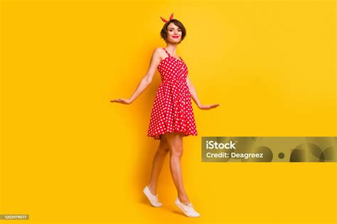 전체 길이 사진 콘텐츠 예쁜 여자 즐길 봄 자유 시간 주말 산책 산책 착용 물방울 무늬 옷 위에 고립 된 밝은 색상 배경 갈색 머리에 대한 스톡 사진 및 기타 이미지