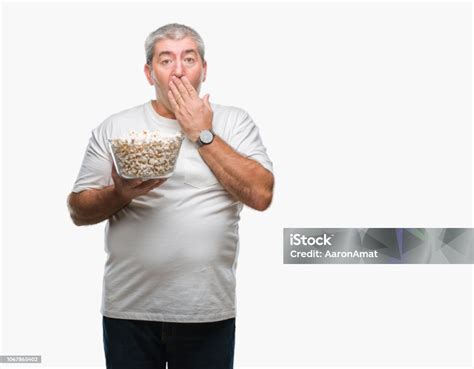 침묵 비밀 개념에에서 무서 워 손으로 실수 두려움의 표현에 대 한 수치와 충격 절연된 배경 표지 입에 잘생긴 수석 사람을 먹는