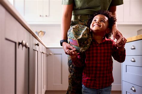 가족 부엌에서 모자를 들고있는 아들과 함께 떠나는 제복 집에서 미군 어머니의 클로즈업 2 3 살에 대한 스톡 사진 및 기타 이미지 2 3 살 20 29세 25 29세