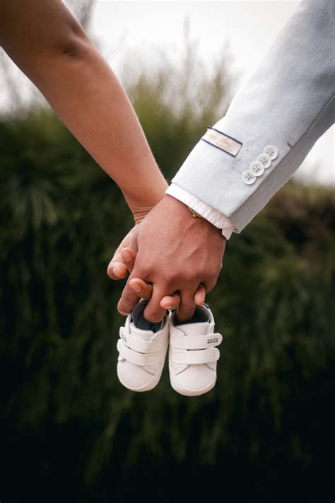 가족 감정 걸쇠 관계 기대 기대하는 기쁨 껴안다 남녀 공통의 남자 다정함 단란함 돌보다 로맨스 모성 미래 믿음 보안 부모 사랑 생명 손