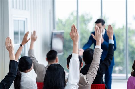 세미나 중에 손을 들고 있는 사업가 회의에서 비즈니스 회의실 및 세미나 수업에서 질문에 답하도록 요청하십시오 교사 교육 관련 직업에 대한 스톡 사진 및 기타 이미지 Istock