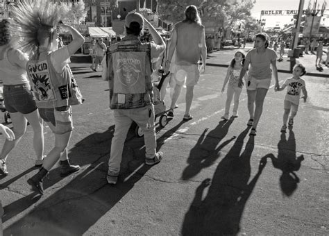 무료 이미지 보행자 검정색과 흰색 사람들 머리 도로 거리 군중 검은 단색화 Bw 2015 그림자 하부 구조 영상 365 적외선