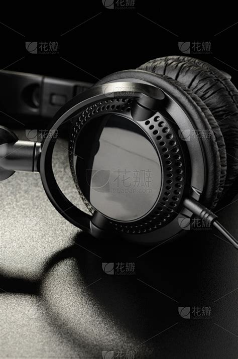 耳机 电台主持人 个人随身用品 垂直画幅 进行中 电话机 噪声 聚会的音乐主持人 塑胶 现代