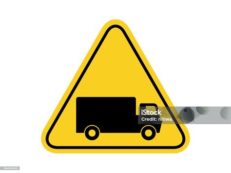 아이콘 라벨 로고 또는 패키지 산업 등에 대한 노란색 라운드 삼각형 보드 경고 표지판에 트럭 영역 일반적인 위험 기호를 조심 플랫 스타일 벡터 디자인 건설 산업에 대한 스톡