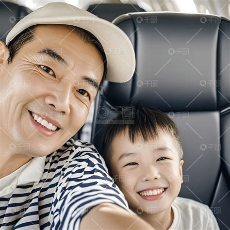 儿童ai数字艺术 儿童简约风父子亲密互动微笑靠在一起人像照片 Ai人像免费下载 Png格式 4096像素 编号71511595 千图网