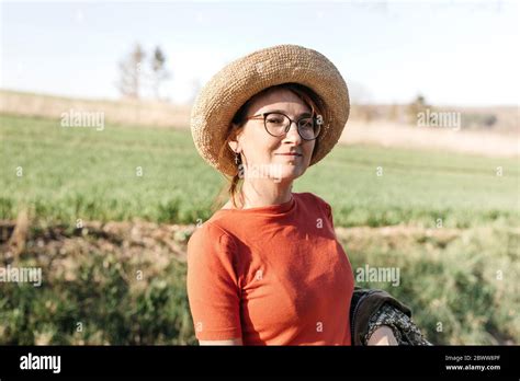 Portrait D Une Femme Mature Portant Des Lunettes Et Un Chapeau De