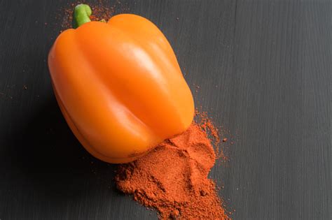 오렌지 피망과 파프리카 가루 검은 배경 텍스트 복사 공간에 건강한 식생활에 대한 스톡 사진 및 기타 이미지 건강한 식생활 검은색 고추류 Istock