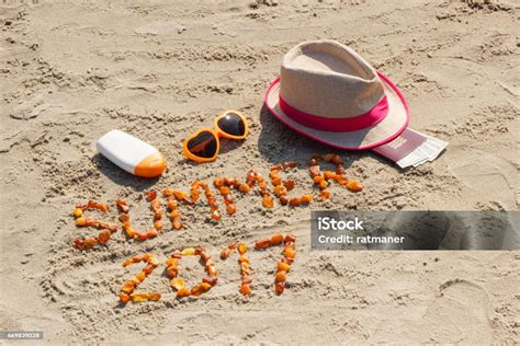 비문 여름 2017 해변에서 모래에 통화 달러와 일광욕 및 여권을위한 액세서리 여름 시간 0명에 대한 스톡 사진 및 기타 이미지 Istock