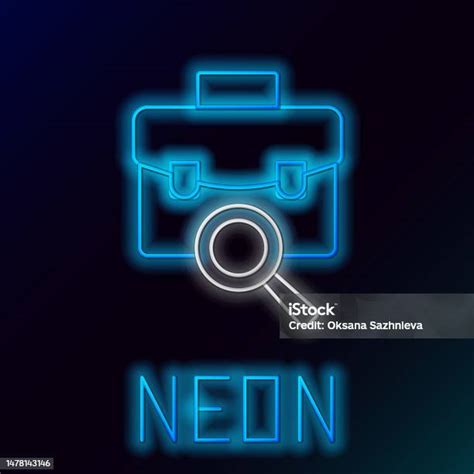 검은 색 배경에 격리 된 서류 가방 아이콘과 빛나는 네온 라인 돋보기 구직 작업 검색 개념입니다 실업 머리 사냥 경력 다채로운