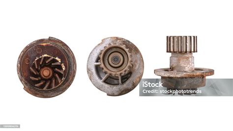 클리핑 경로가 있는 차량 엔진 냉각 시스템에서 분리된 오래된 워터 펌프 자동차 엔진에 대한 예비 부품 및 수리 서비스의 개념 0명에 대한 스톡 사진 및 기타 이미지 Istock