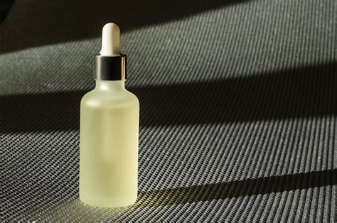 보습 페이스 세럼이 있는 유리 병 실버 배경에 섀도우가 있는 화장품 오일 0명에 대한 스톡 사진 및 기타 이미지 0명 가꿔주기 공란 Istock