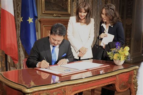 Ерөнхийлөгч У Хүрэлсүхэд Парис хотын Засаг дарга Анн Идалго бараалхлаа