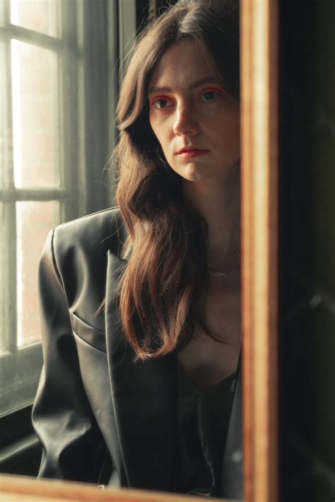Tanya Reynolds Mettersi A Nudo In Sex Education E Combattere Lansia