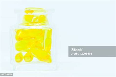 대구 간 기름 오메가 3 젤 캡슐 화이트 흰색 배경에 고립에 유리 병 0명에 대한 스톡 사진 및 기타 이미지 0명 건강관리와 의술 건강한 생활방식 Istock