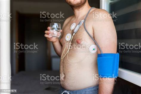 심장 모니터 식수를 가진 남자 심장의 작업에 대한 연구 심장학 홀터 모니터 의료 진단 건강 관리 병원 심전도 센서 심전도 및 혈압 측정 건강 검진에 대한 스톡 사진 및 기타