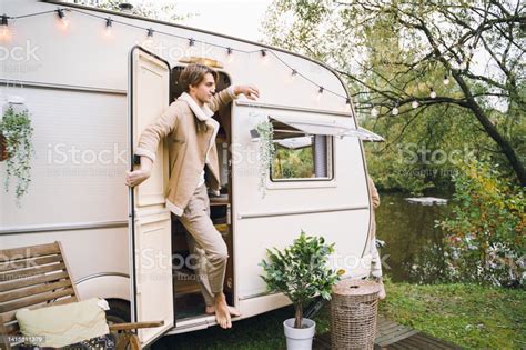 젊은 세련된 미국 남자 야영 자 바퀴에 집 트레일러 모터 홈에서 여행하는 남자 낭만적 인 도로 여행 자유 생활 밴에서 하룻밤 캠프장 방랑욕 휴가 주말 행복한 모험 20 24