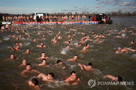 차가운 물 속으로 풍덩…세르비아 정교회 공헌대축일 행사 연합뉴스