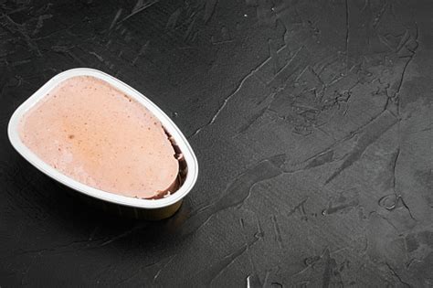 열린 알루미늄 포장의 치킨 페이트 검은색 어두운 돌 테이블 배경 텍스트 복사 공간 캔에 대한 스톡 사진 및 기타 이미지 캔 통조림 식품 파테 Istock