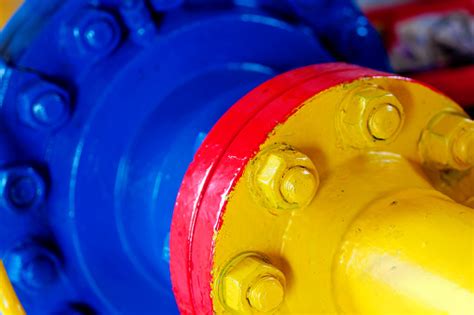 두 개의 파란색과 노란색 가스 파이프가 큰 볼트와 너트로 연결됩니다 가스 제품 및 파이프 공급 업체의 배경 클로즈업 0명에 대한 스톡 사진 및 기타 이미지 Istock