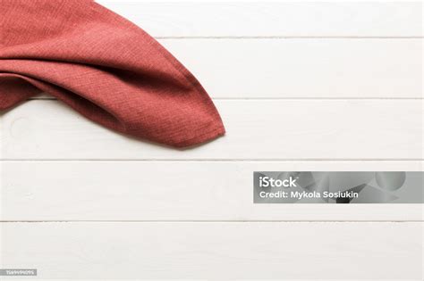 테이블 배경에 격리된 빨간색 빈 주방 냅킨이 있는 상위 뷰 복사 공간이 있는 모형용 접힌 천 플랫 레이 미니멀 스타일 0명에 대한 스톡 사진 및 기타 이미지 Istock